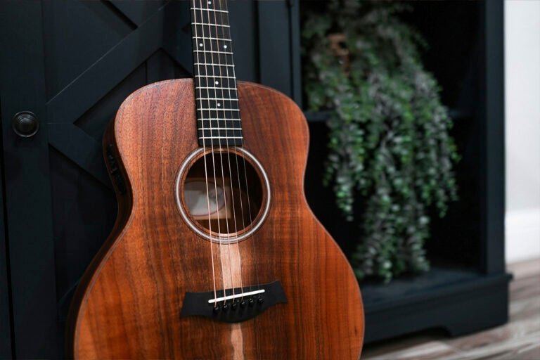 ¿Cuál es la mejor guitarra acústica para empezar a tocar? - Huaman Music